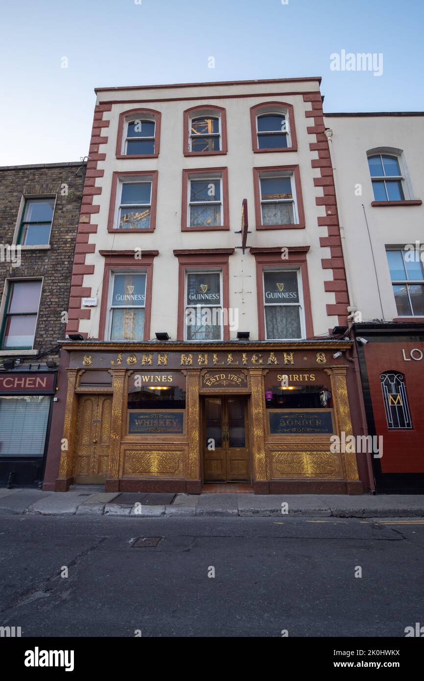 Pub building hi-res stock photography and images - Alamy