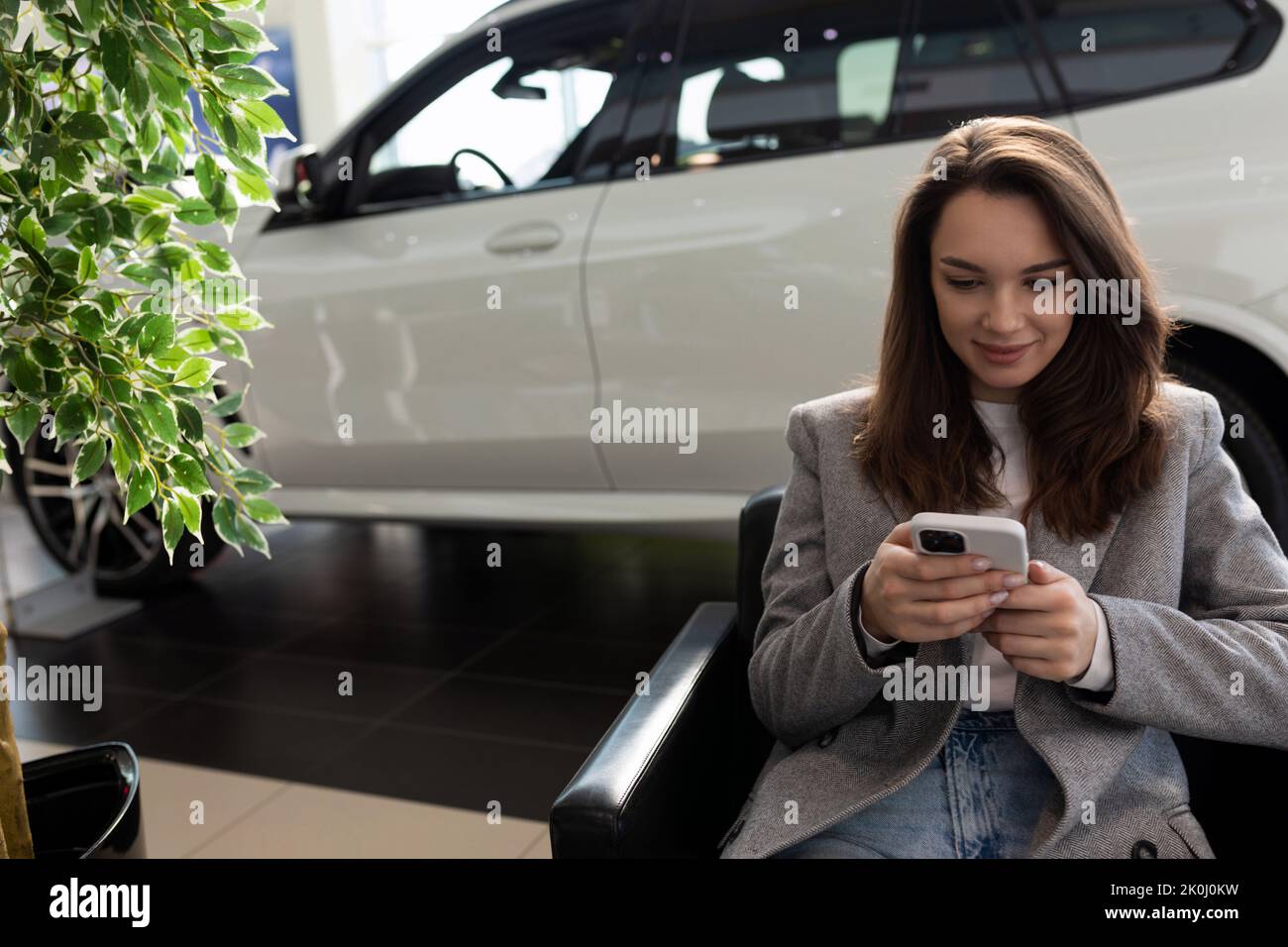 Customer waiting for car at dealer hi-res stock photography and images ...