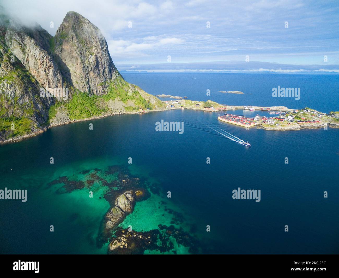 Hamnoy cabins bridge mountains hi-res stock photography and images - Alamy