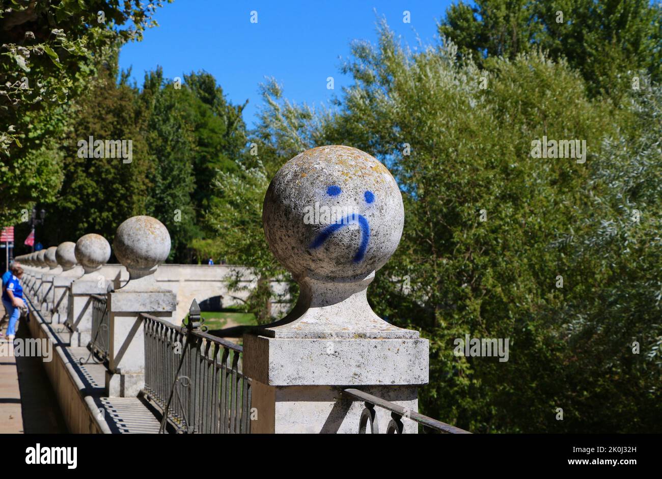 Stone ball fence cap hi-res stock photography and images - Alamy