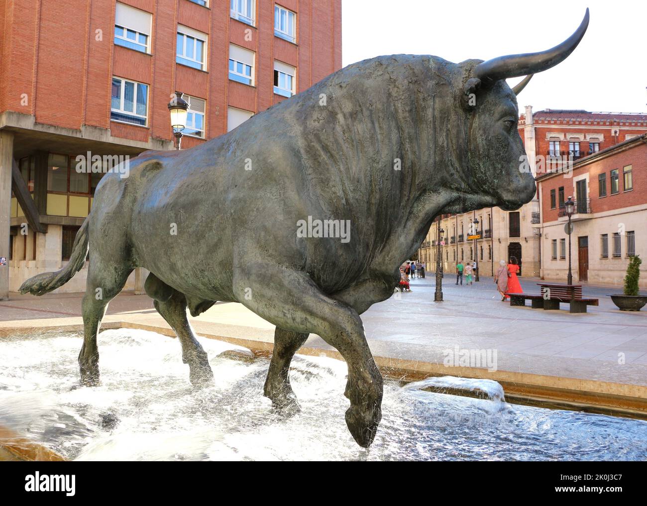 Estatua del Toro Bronze bull statue and fountain by Alfa Arte 2011 in ...