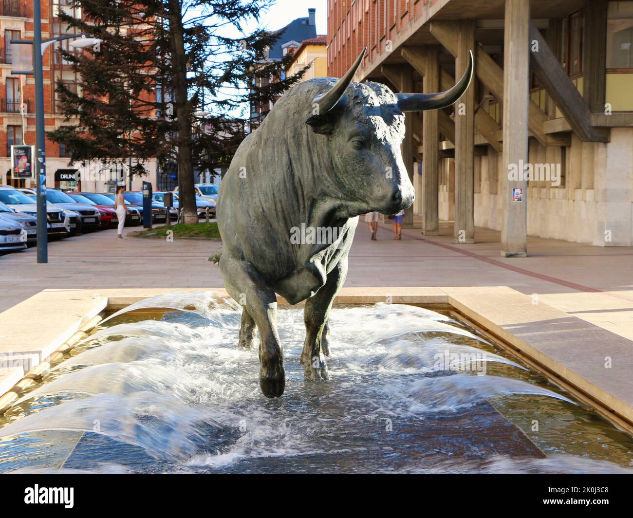 Estatua del Toro Bronze bull statue and fountain by Alfa Arte 2011 in ...