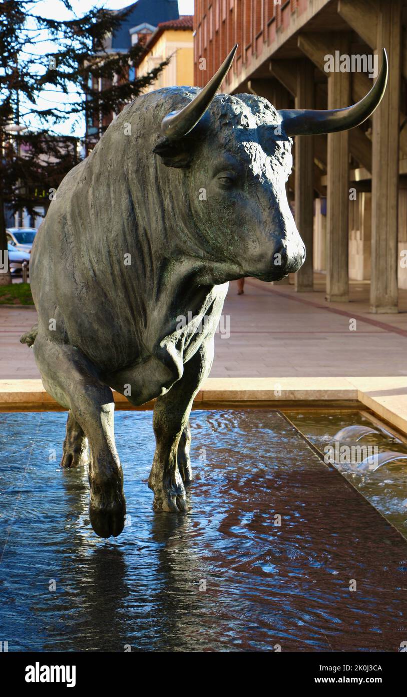 Estatua del Toro Bronze bull statue and fountain by Alfa Arte 2011 in ...