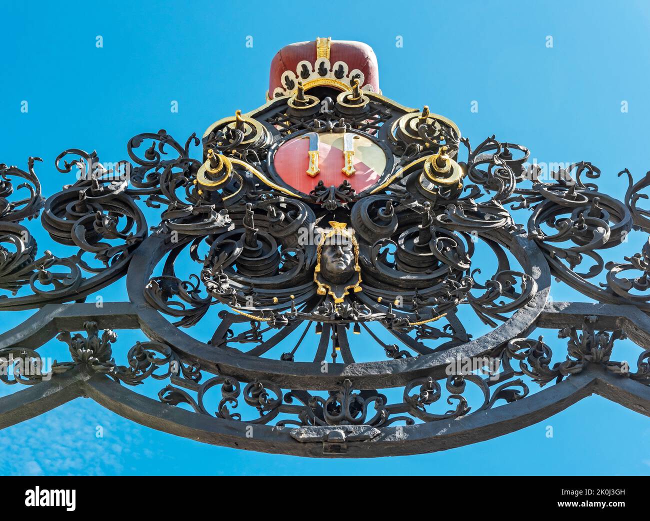 Iron castle gate hi-res stock photography and images - Alamy