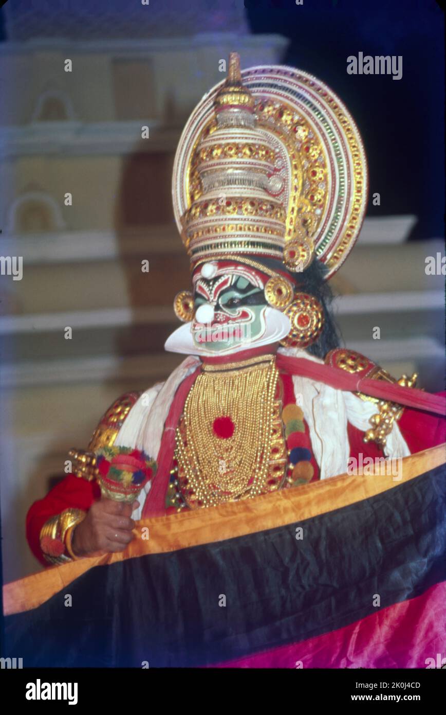 Music playing kathakali dancer hi-res stock photography and images - Alamy