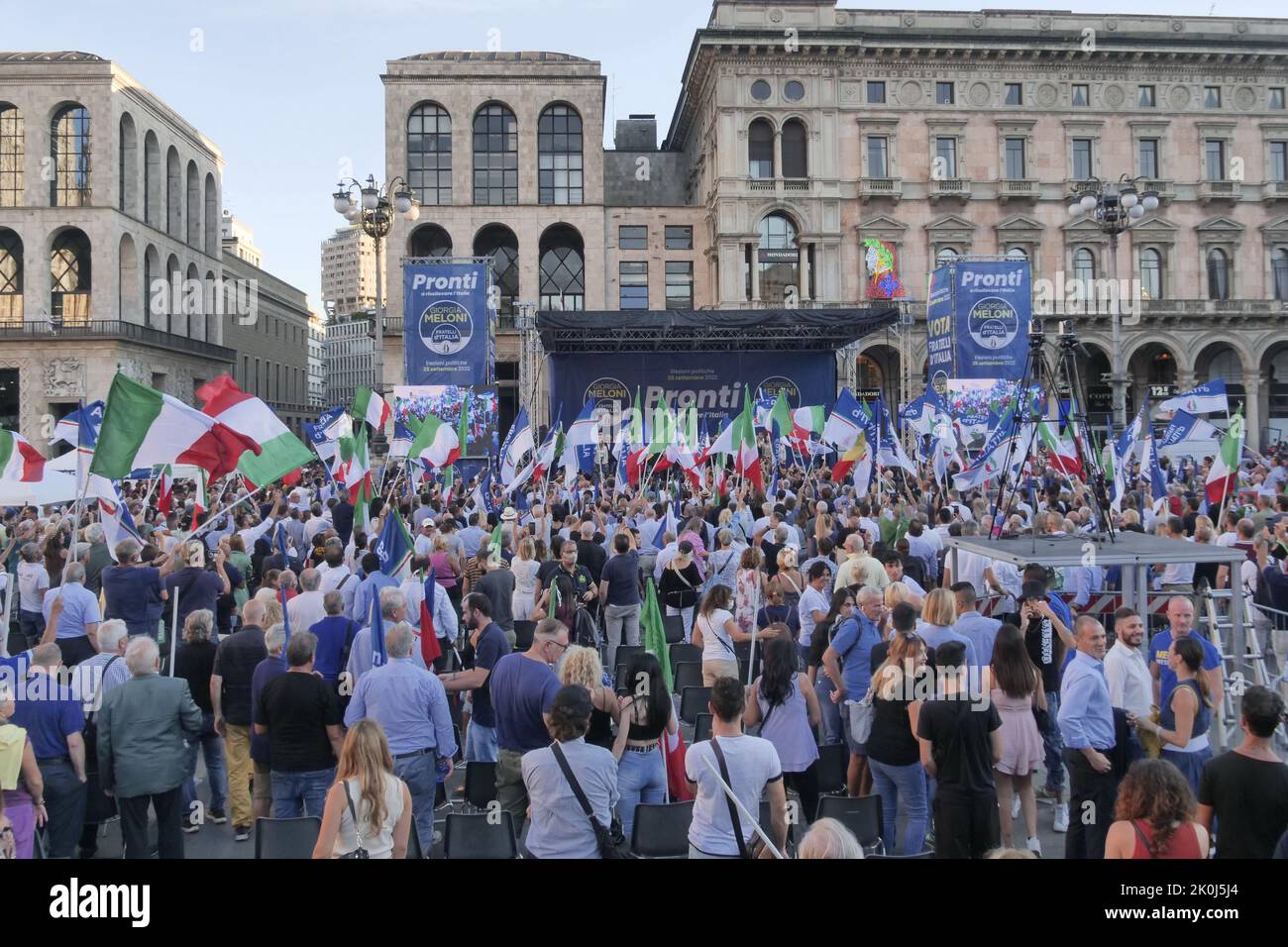 Giorgia Meloni A Milano In Piazza Duomo Per La Campagna Elettorale In