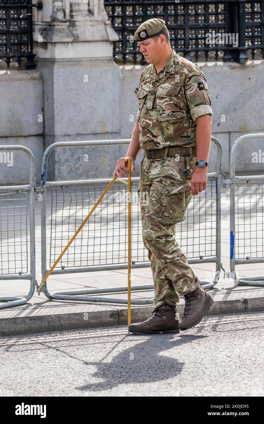 London, UK. 12th Sep, 2022. Senior Guards Warrant Officers measure out ...