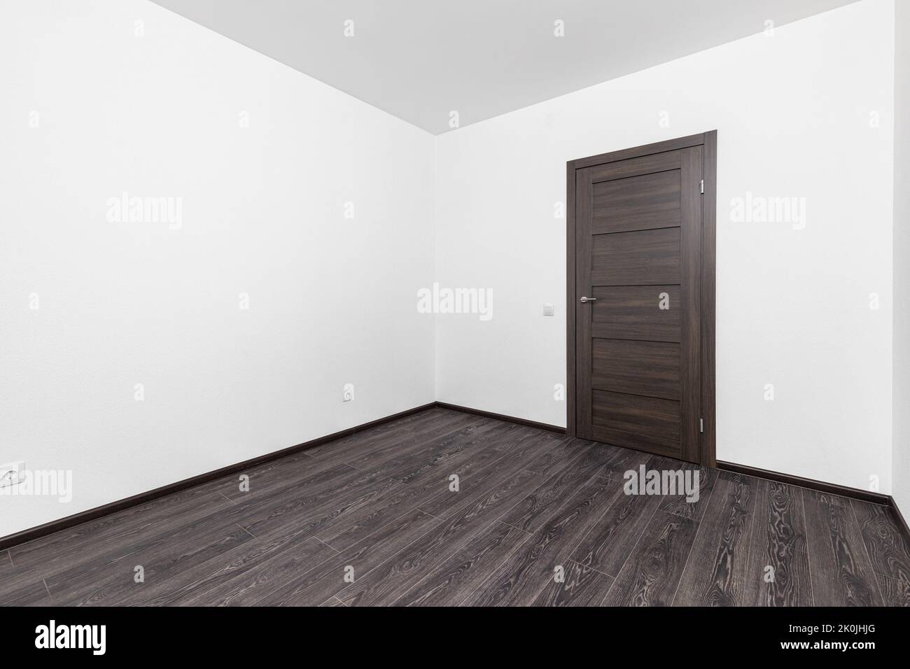 Empty white room without decoration and renovation Stock Photo - Alamy