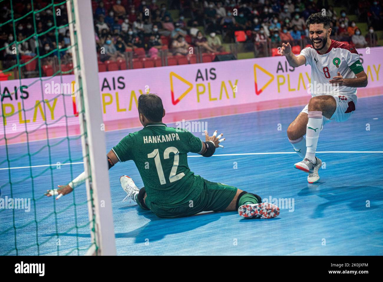 Bangkok, Thailand. 11th Sep, 2022. Katawut Hankampa (L) of Thailand and ...