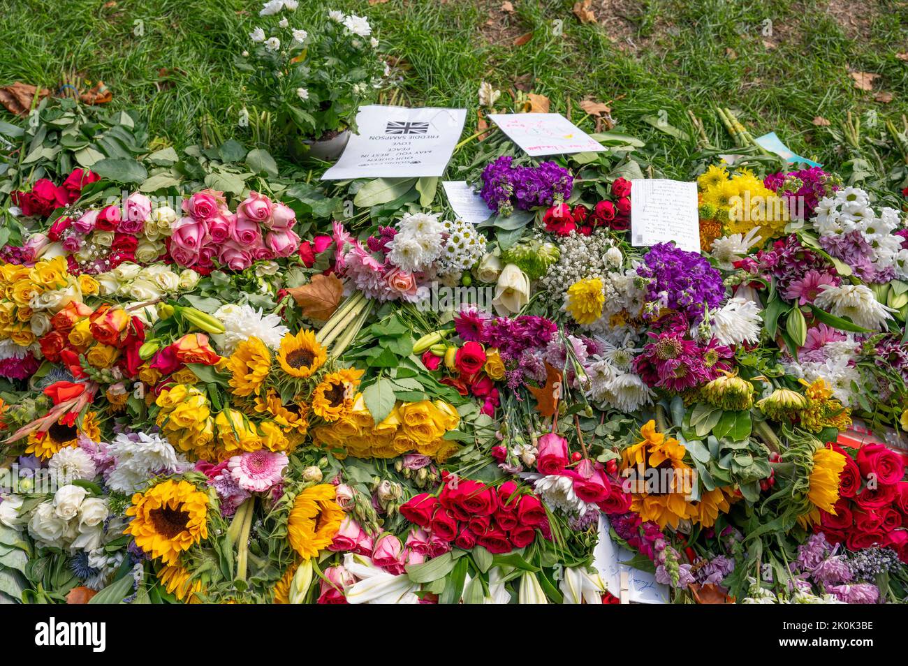 London, UK. 12 September 2022. Green Park adjacent to Buckingham Palace ...