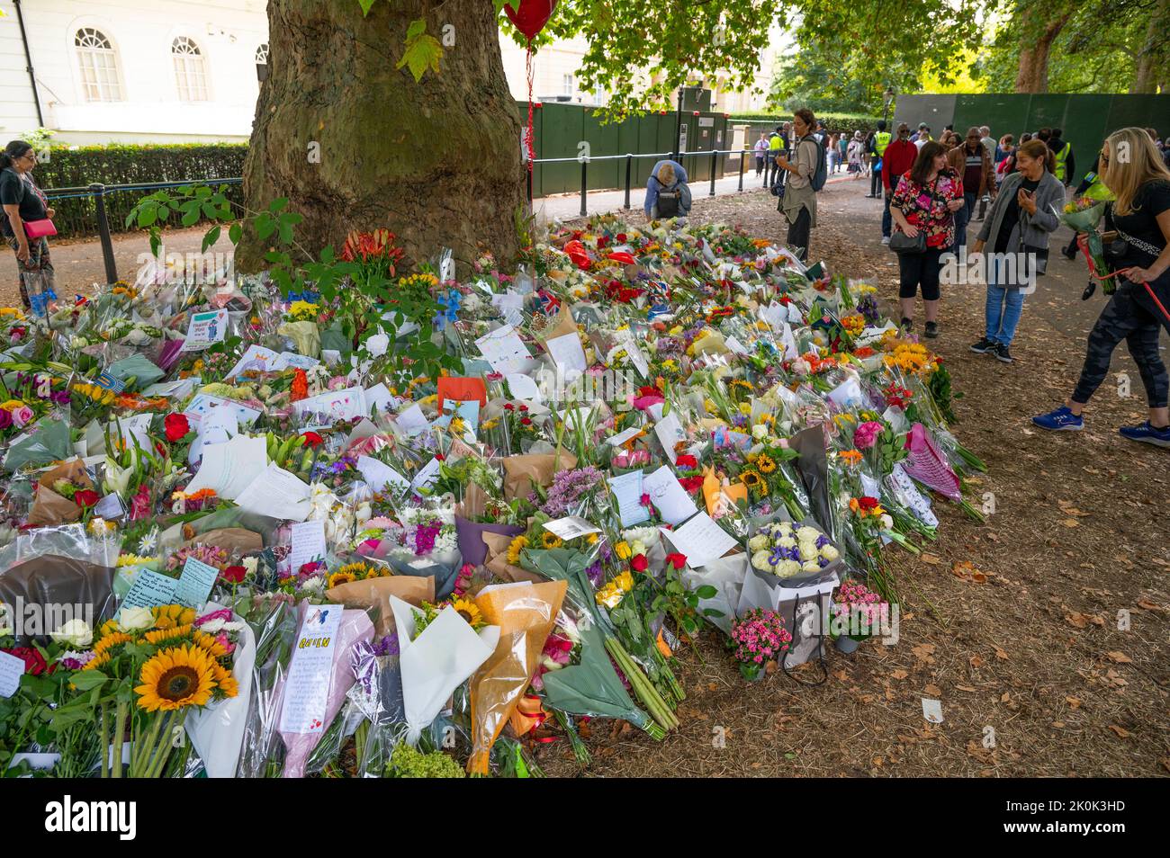 London, UK. 12 September 2022. Green Park adjacent to Buckingham Palace ...