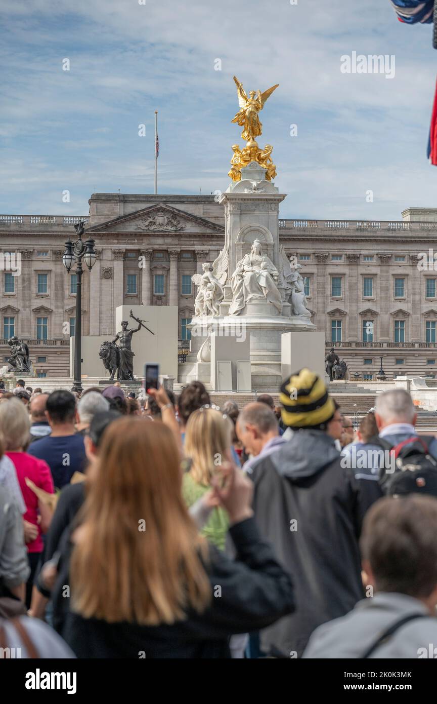 London, UK. 12 September 2022. Royal Parks around Buckingham Palace are ...
