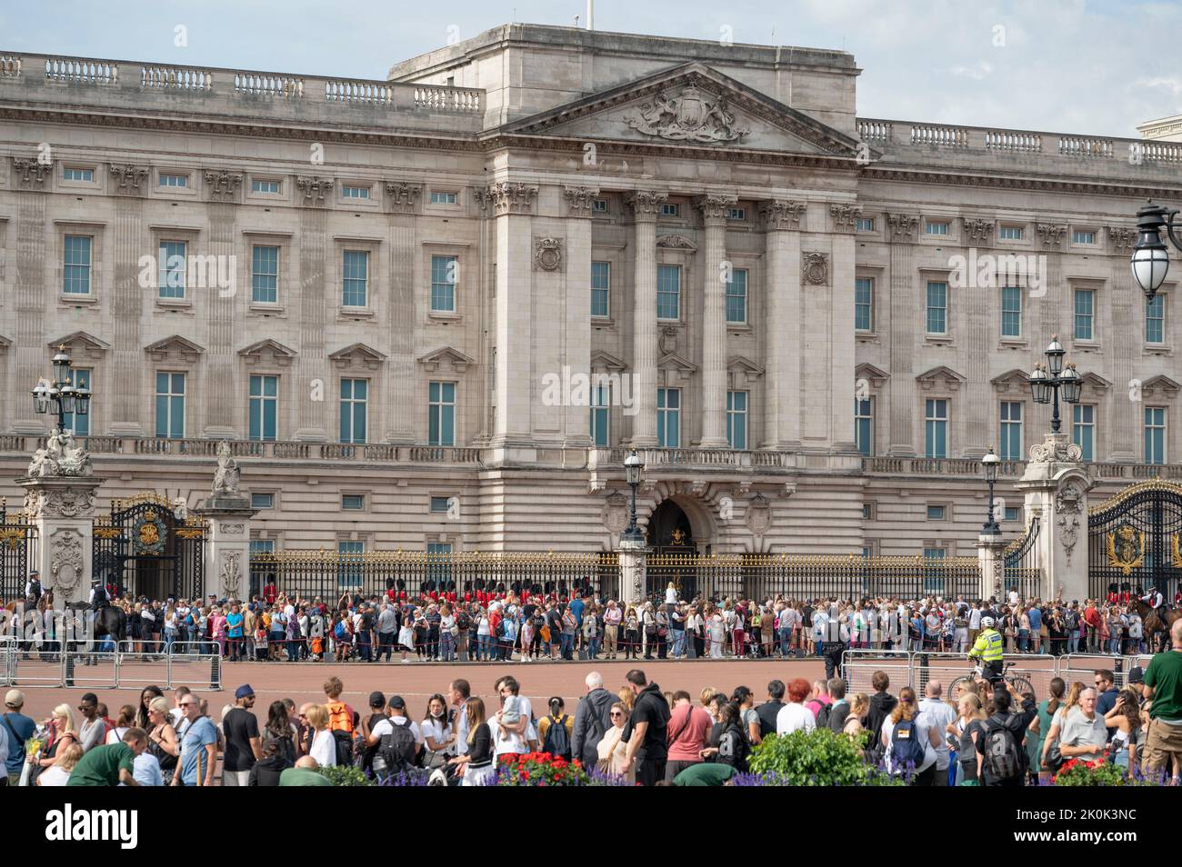 London, UK. 12 September 2022. Royal Parks around Buckingham Palace are ...