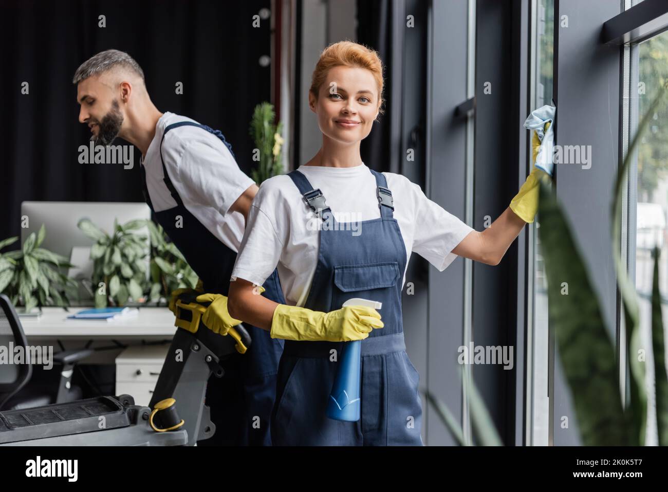 Women washing machine hi-res stock photography and images - Alamy