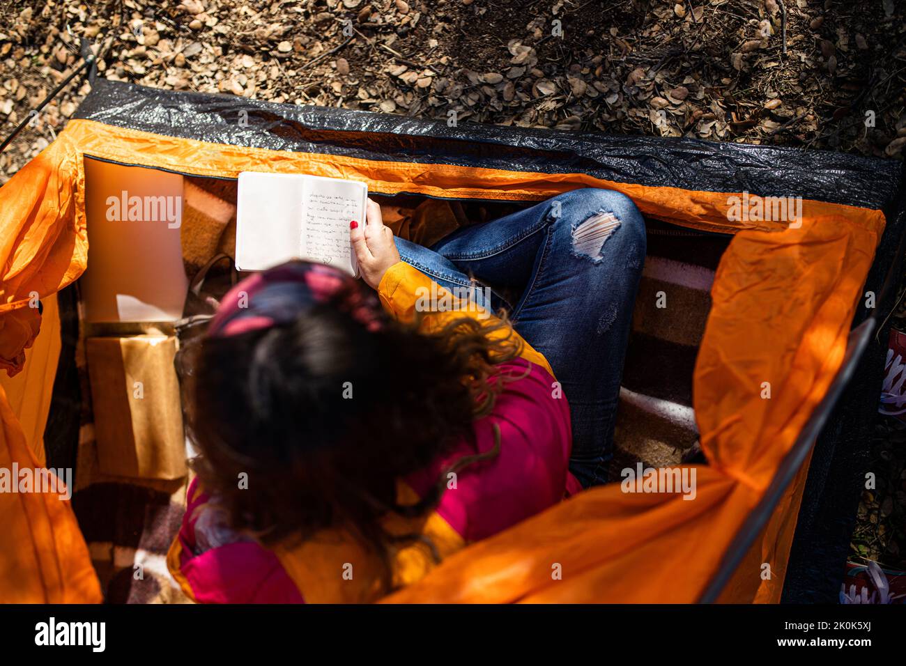 Outdoor field trip writing notebook hi-res stock photography and images ...