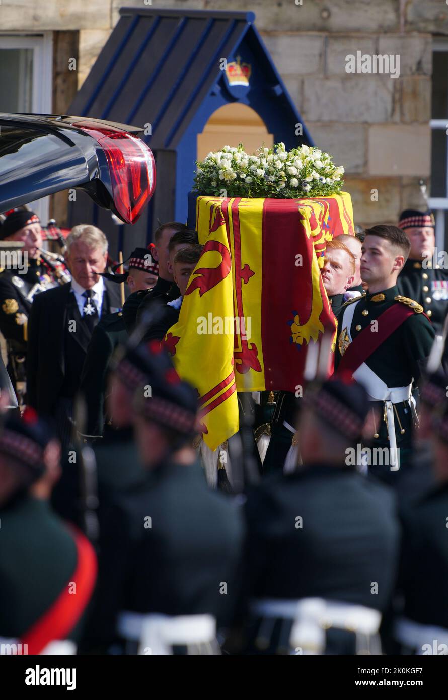 Royal guards carry Queen Elizabeth II's coffin at the start of the ...