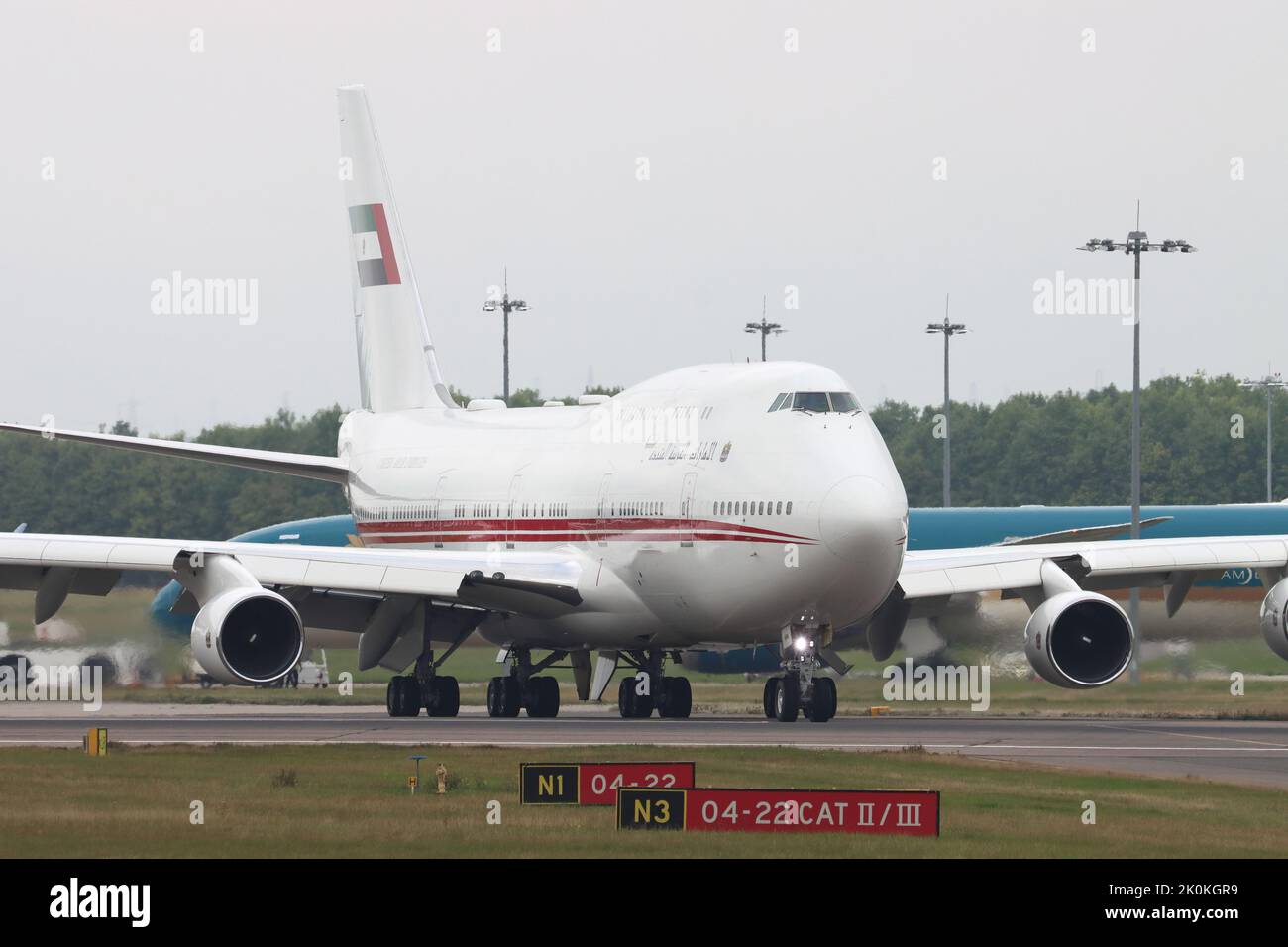 A6-HRM, Dubai Royal Air Wing, Boeing 747-400, departing London Stansted ...