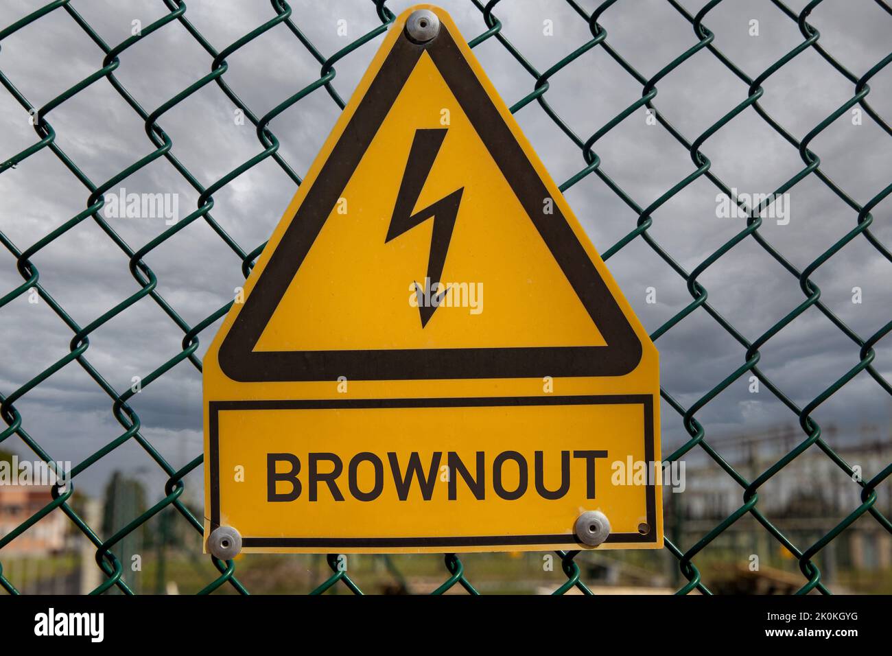 Symbolbild: Unter einem Schild das üblicherweise vor Hochspannung warnt ...