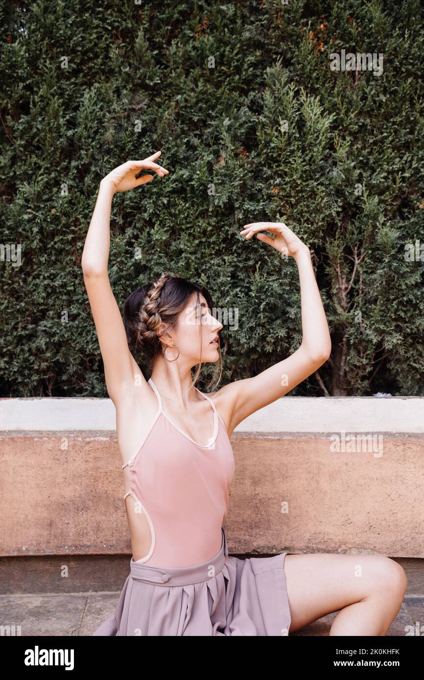 Young professional ballerina posing outdoors Stock Photo - Alamy