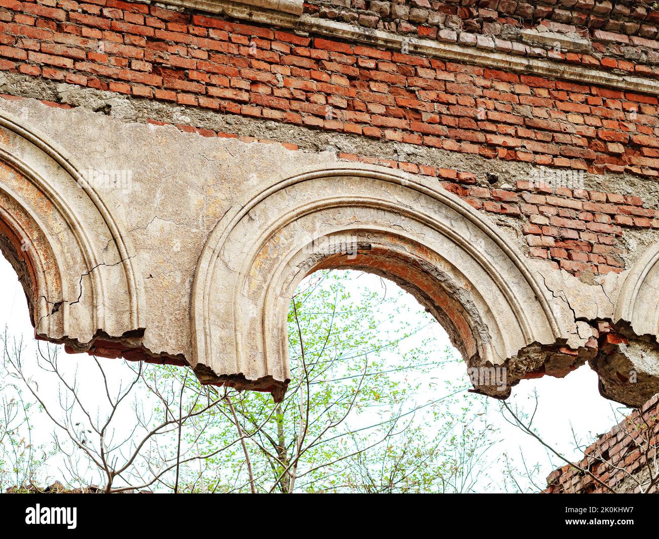 Broken arches of a destroyed abandoned building Stock Photo - Alamy