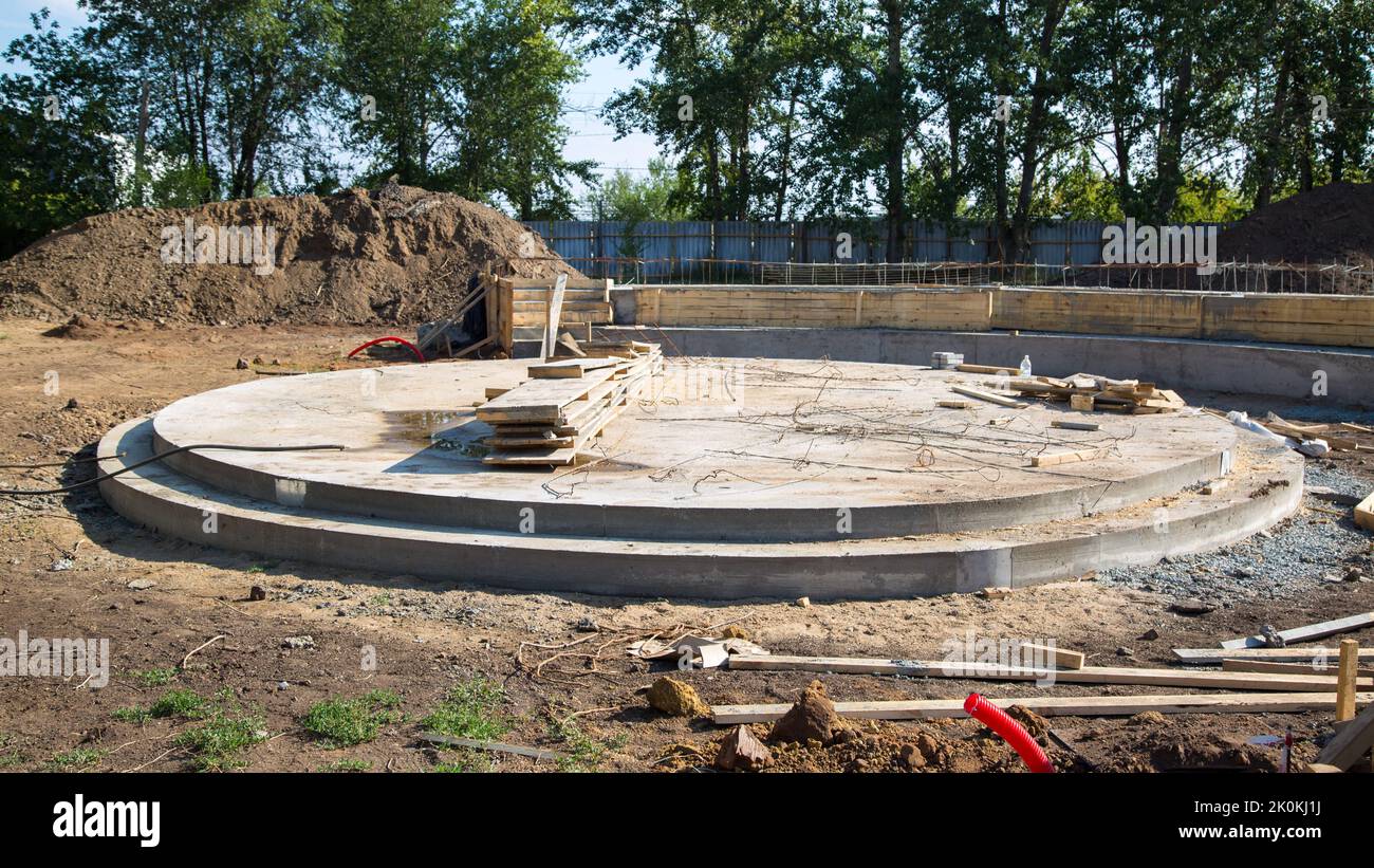 Construction of a round stage stage for performances, pouring ...