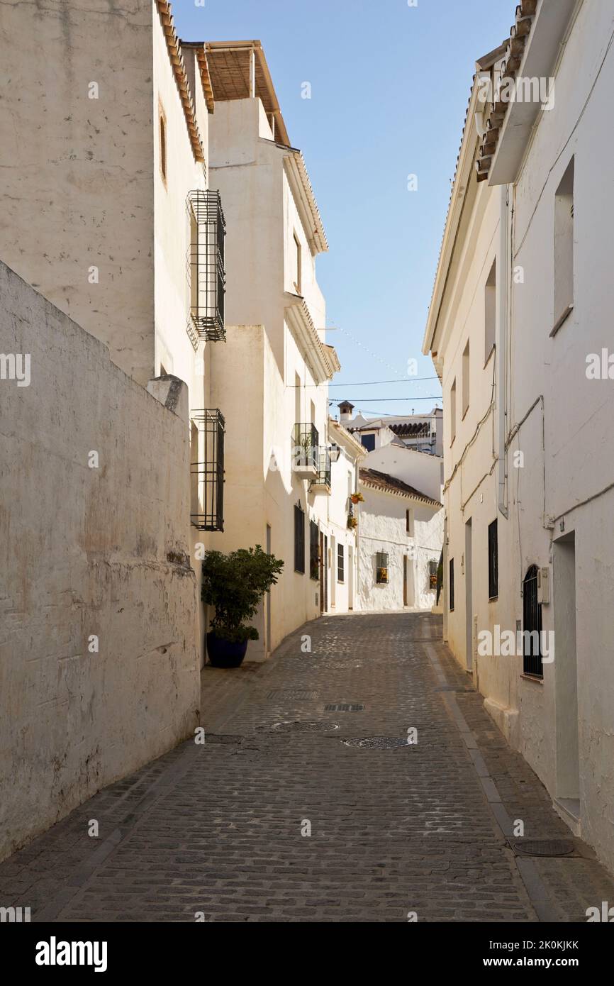Narrow streets of white washed village of Mijas pueblo, Andalusia ...