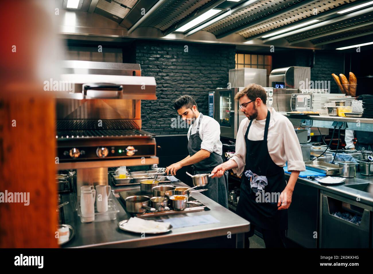 Team cooking hi-res stock photography and images - Alamy