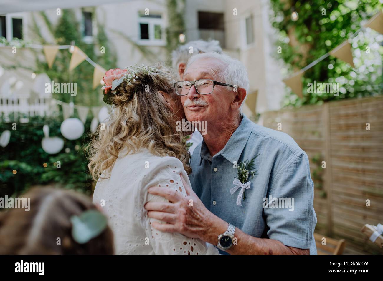 Garden handshake hi-res stock photography and images - Alamy
