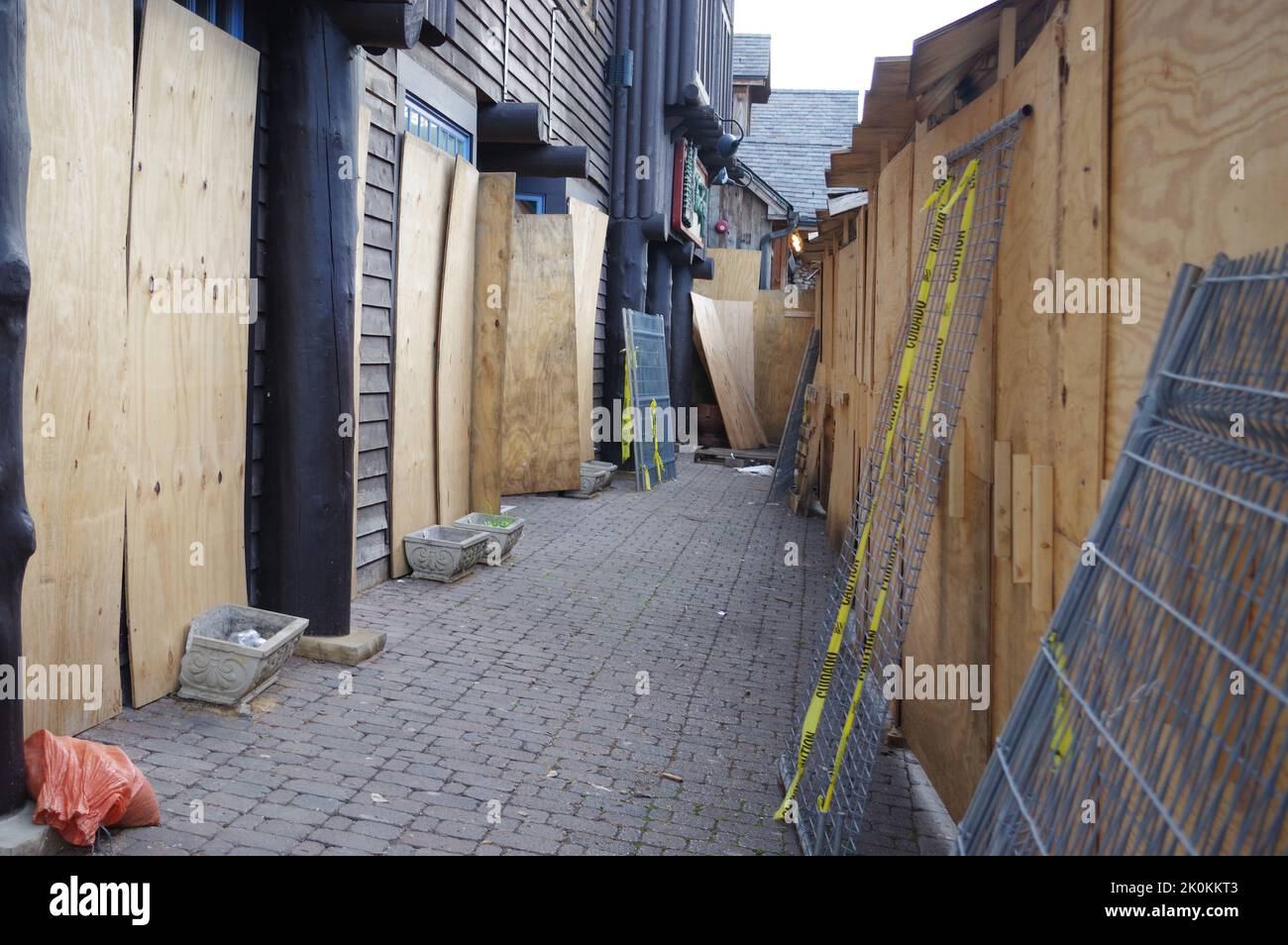 Sidewalk storefront hi-res stock photography and images - Alamy
