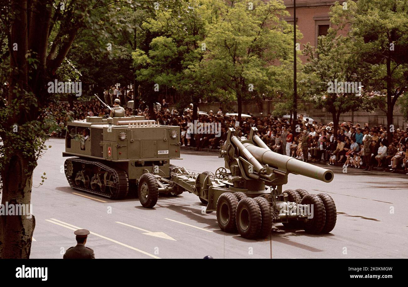 TANQUETA CON CANON-1968. Location: DESFILE MILITAR. MADRID. SPAIN Stock ...