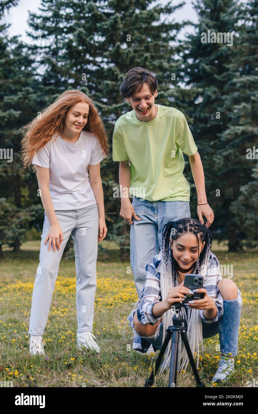 Filming smartphone teenagers hi-res stock photography and images - Alamy