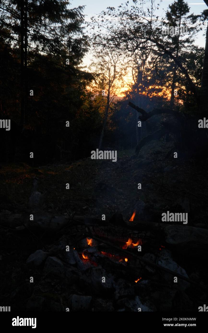 Camp fire at dusk hi-res stock photography and images - Alamy