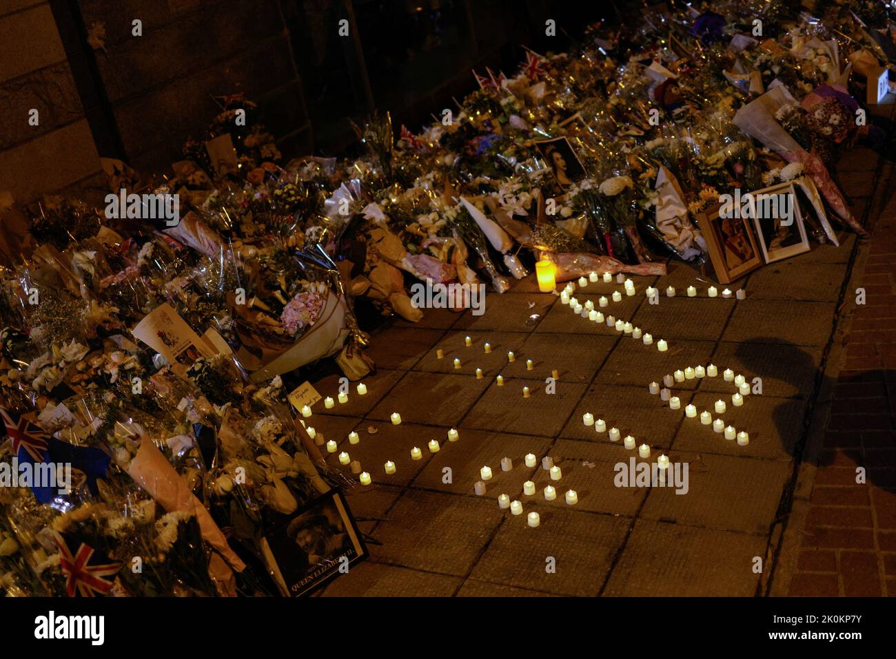 Queen elizabeth rip hi-res stock photography and images - Alamy