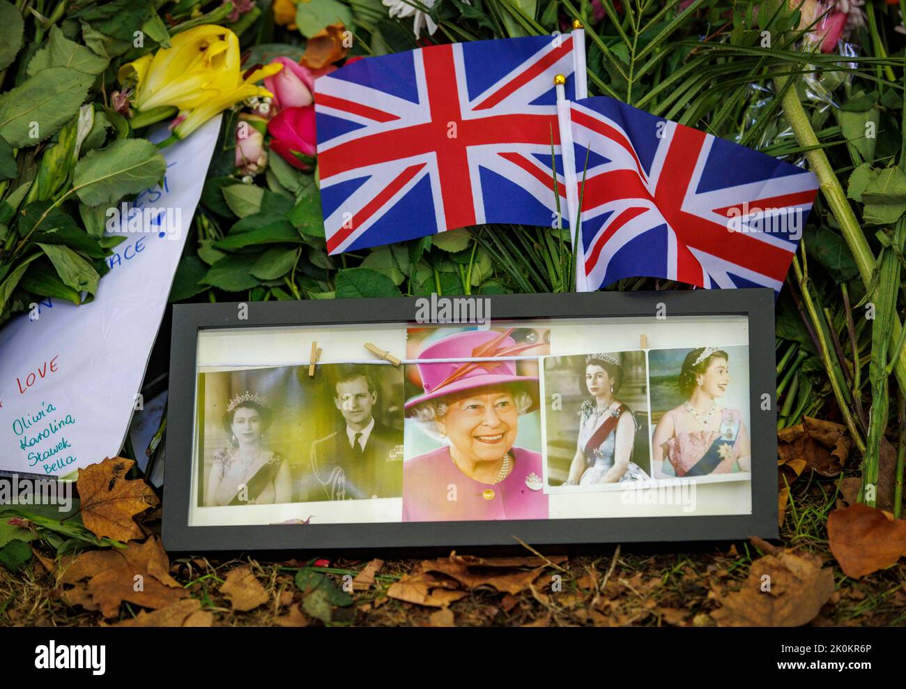 London, UK. 12th Sep, 2022. A garden of floral tributes in Green Park ...