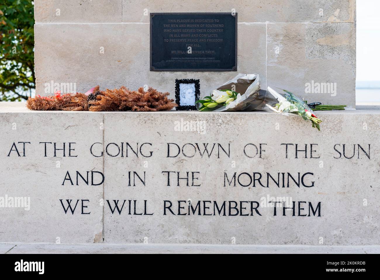 Tribute to dead Queen Elizabeth II placed on the cenotaph war memorial ...