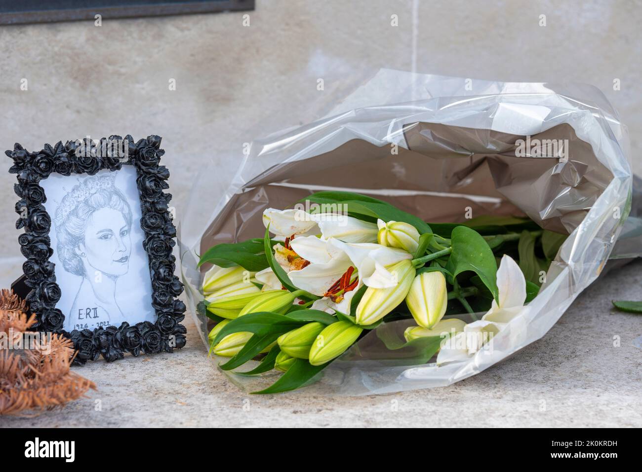 Tribute to dead Queen Elizabeth II placed on the cenotaph war memorial ...