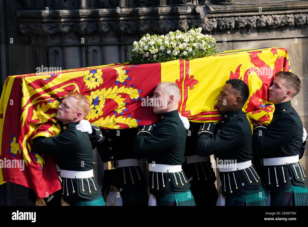 Queen Elizabeth II coffin is carried into to St Giles' Cathedral ...