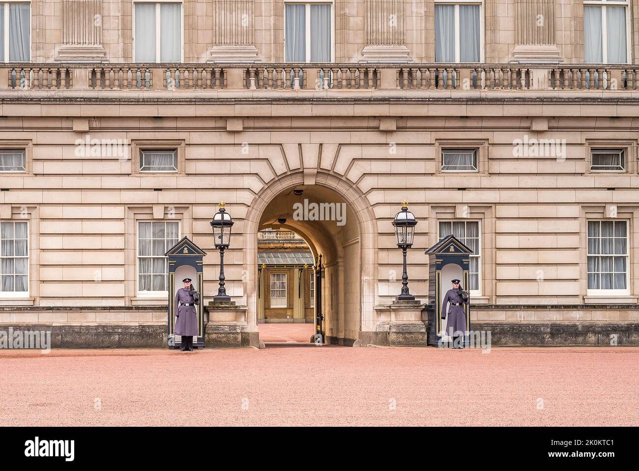 Front entrance to Buckingham Palace, London, UK, with guards standing on duty outside Stock ...
