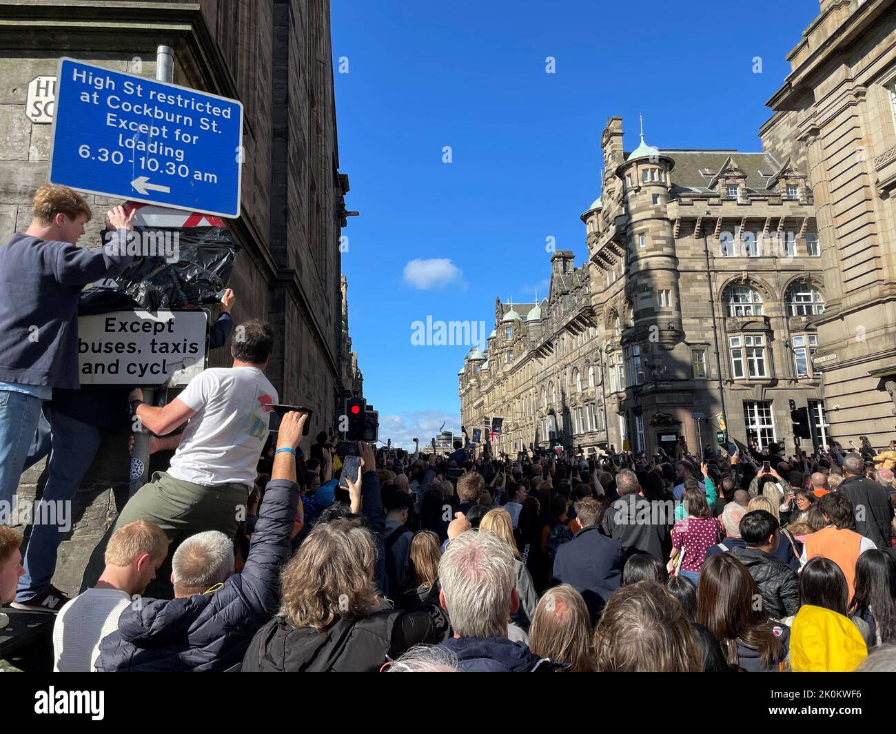 Edinburgh, UK. 12th Sep, 2022. Onlookers try to catch a glimpse of the ...