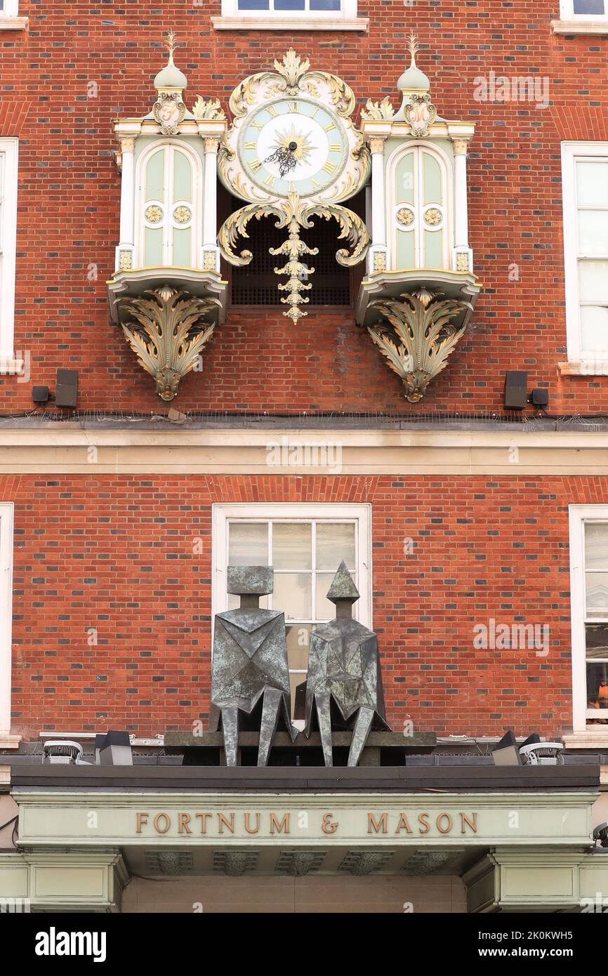The Fortnum & Mason clock stops in tribute to HRH the late Queen ...