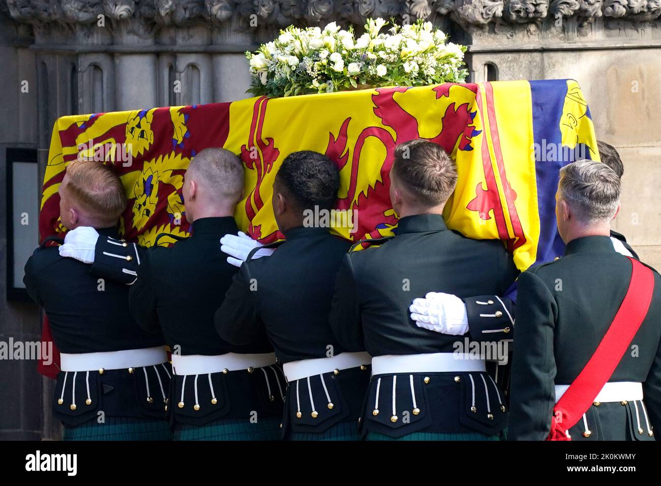 Queen Elizabeth II coffin is carried into to St Giles' Cathedral ...