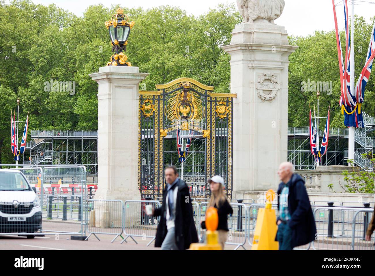 People gather around temporary structures near Buckingham Palace in ...