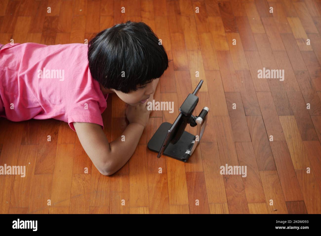 child hand pointing finger on digital tablet screen Stock Photo - Alamy