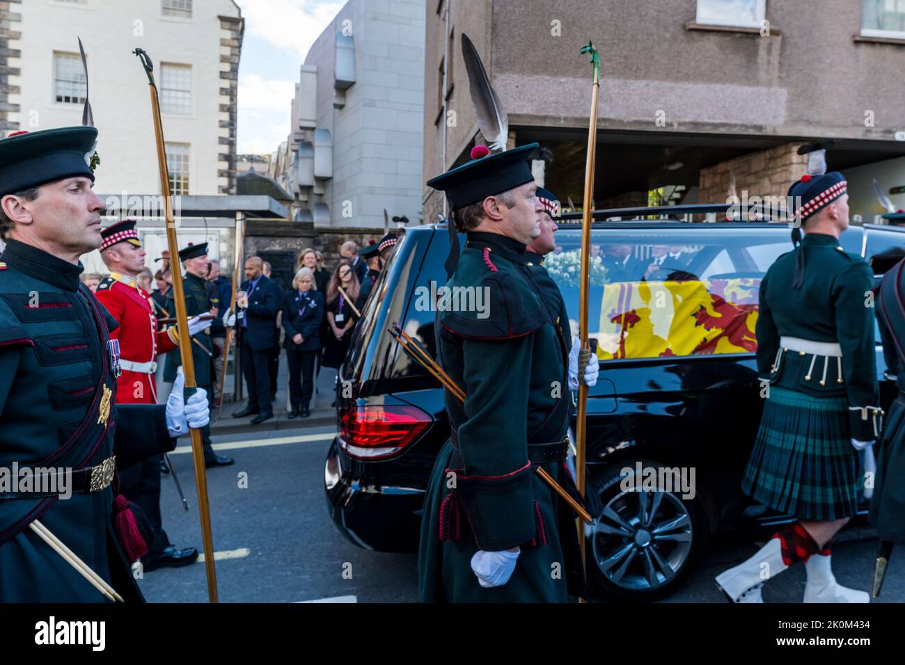 Queen elizabeth ii coffin edinburgh hi-res stock photography and images ...