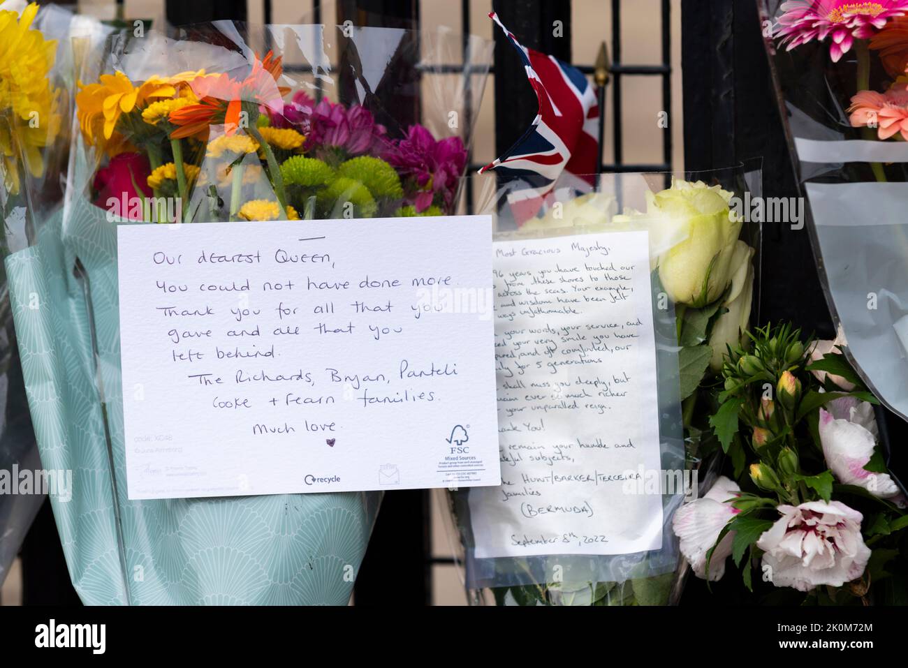 Messages and flowers placed outside Buckingham Palace following the ...