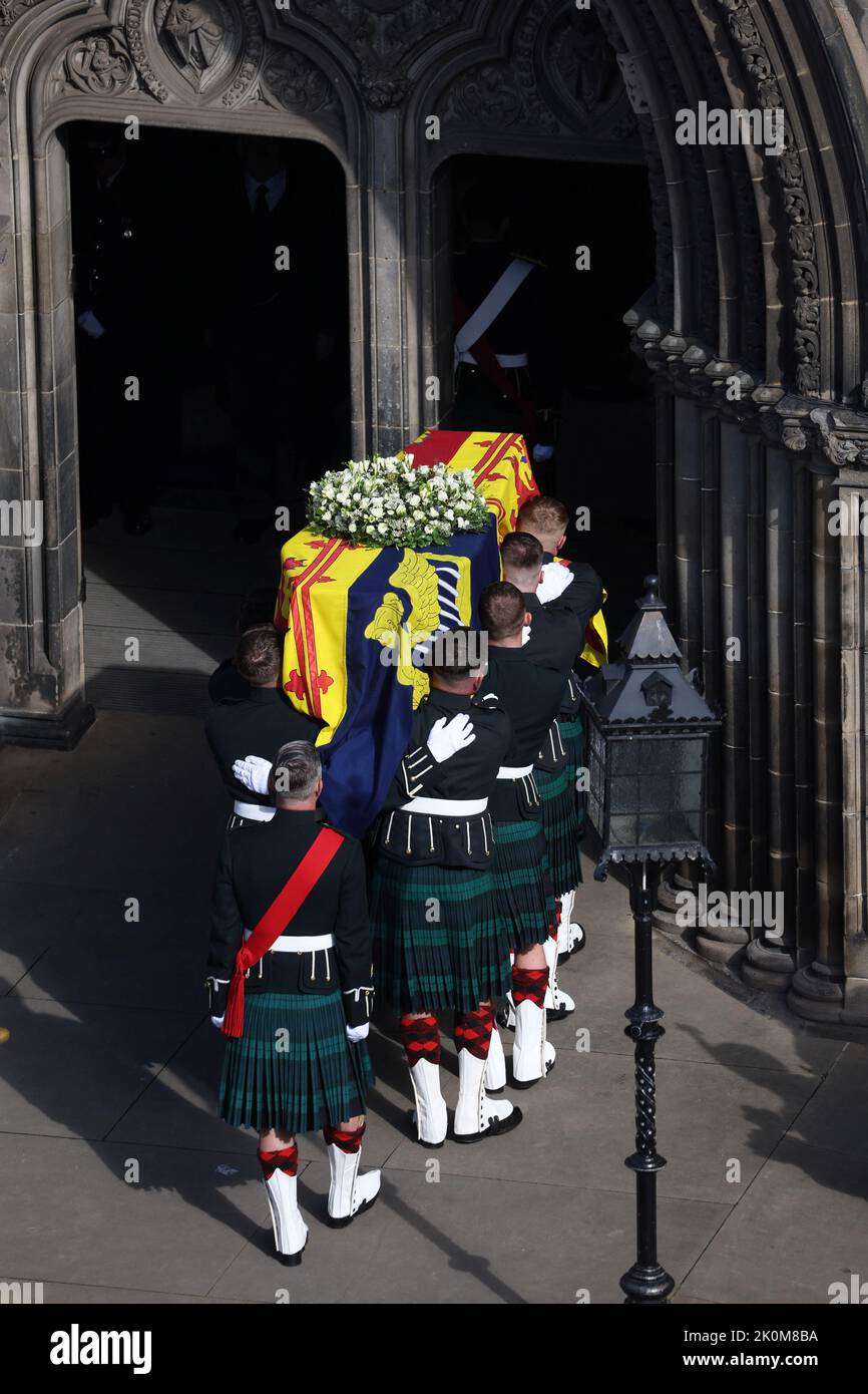 Royal guards carry Queen Elizabeth II's coffin as it arrives at St ...