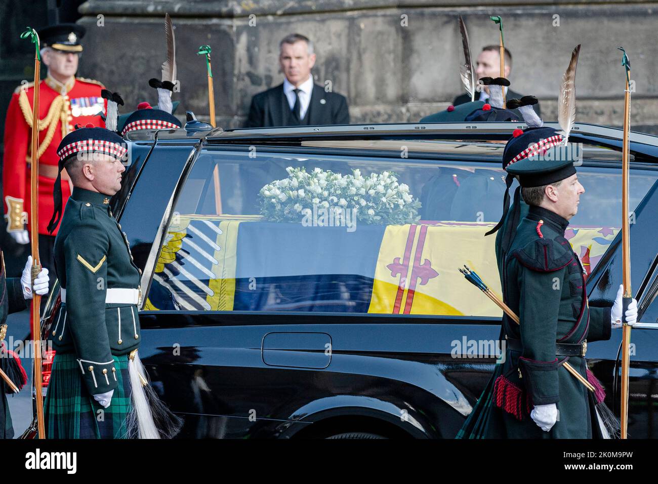 The hearse carrying Queen Elizabeth II's coffin arrives at St Giles ...