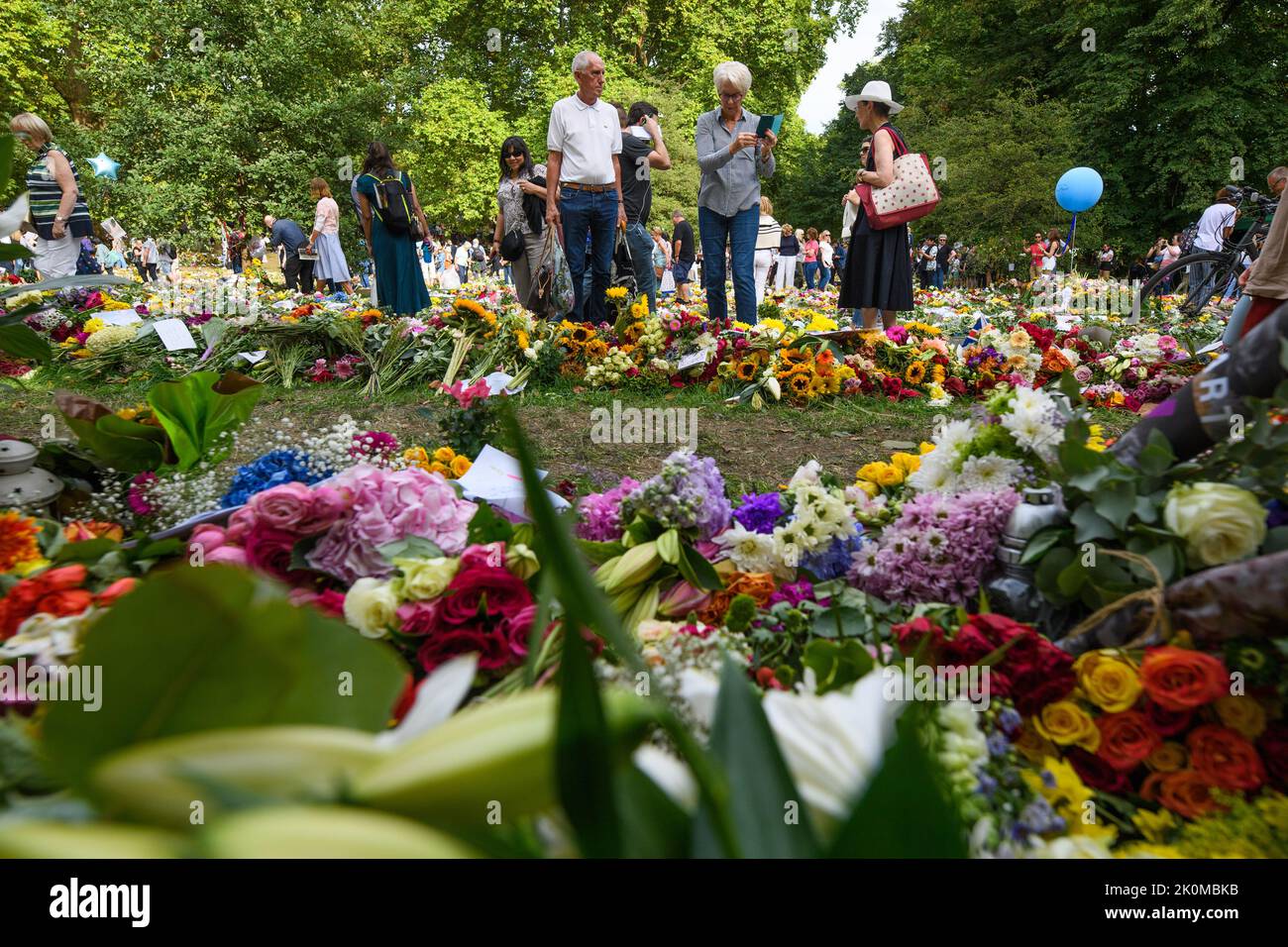 London, UK. 12 September 2022. Visitors lay flowers in Green Park ...