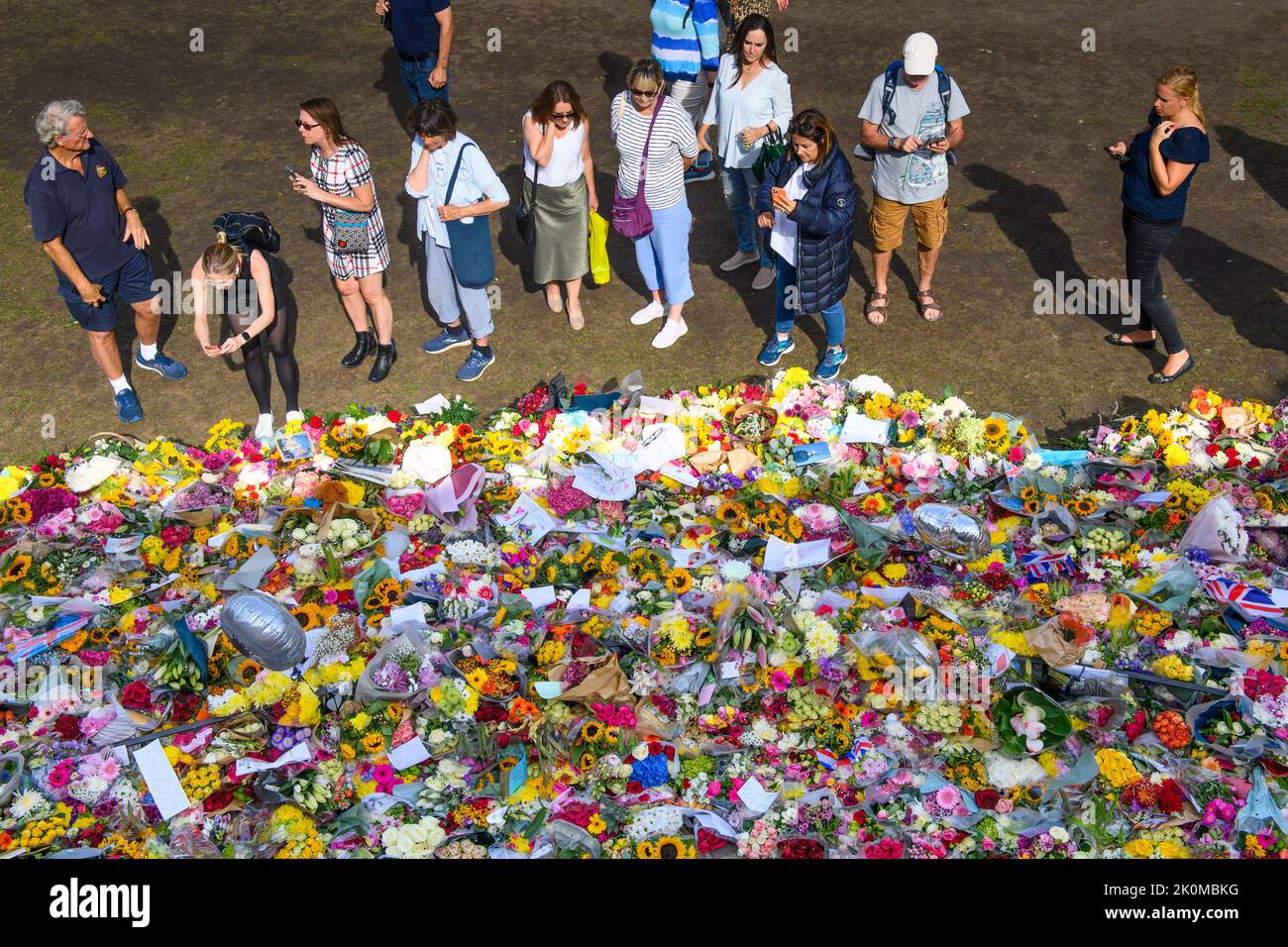 London, UK. 12 September 2022. Visitors lay flowers in Green Park ...