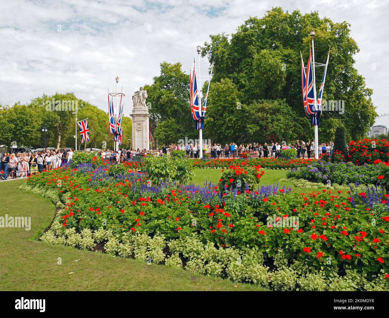 London, UK. 12th Sep, 2022. Death of Queen Elizabeth II. Crowds of ...